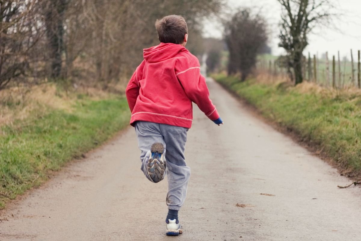 Womenio: Evil Man Tries to Grab Little Boy from the Yard, but His 11 ...