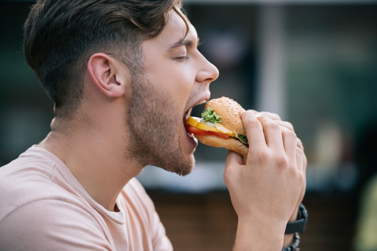 “Bro Was Hungry”: Boss Catches Worker Eating Deliveries After Customers ...