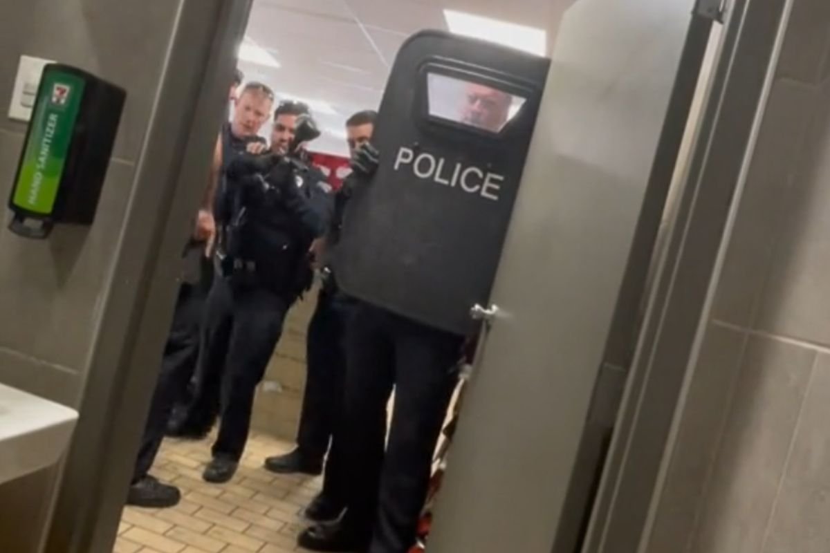 “Can I wipe...?”: Man gets arrested in the middle of "doing his ...